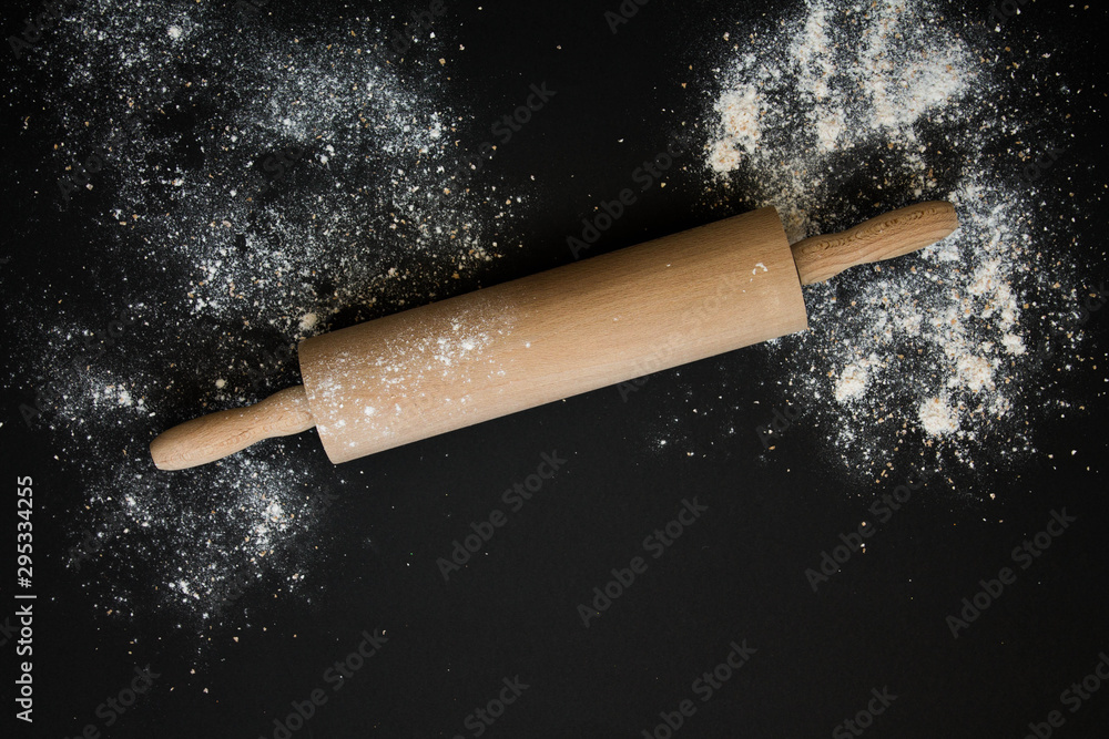 Rodillo de panadero sobre fondo negro Stock Photo | Adobe Stock