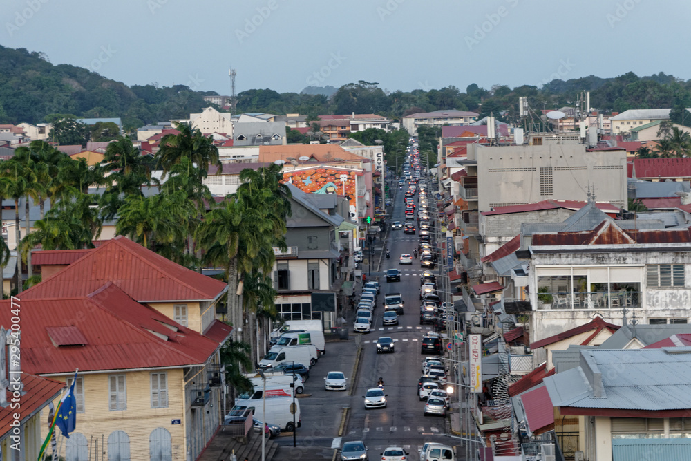 Tombée du jour sur l'Avenue principale de la ville de Cayenne en Guyane ...