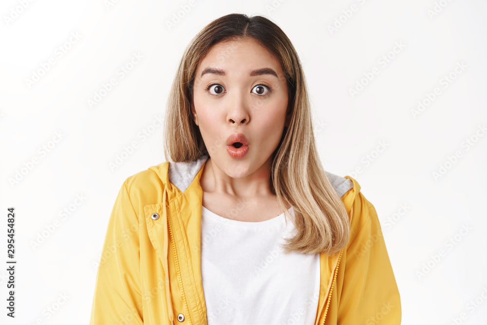 Foto Stock Close-up amazed young asian girl hear shocking rumor fold ...