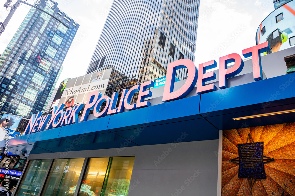 New York, Manhattan. No parking, no standing red color sign Stock Photo ...