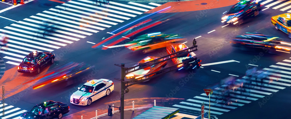 Traffic crosses a busy intersection in Shibuya, Tokyo, Japan Stock ...