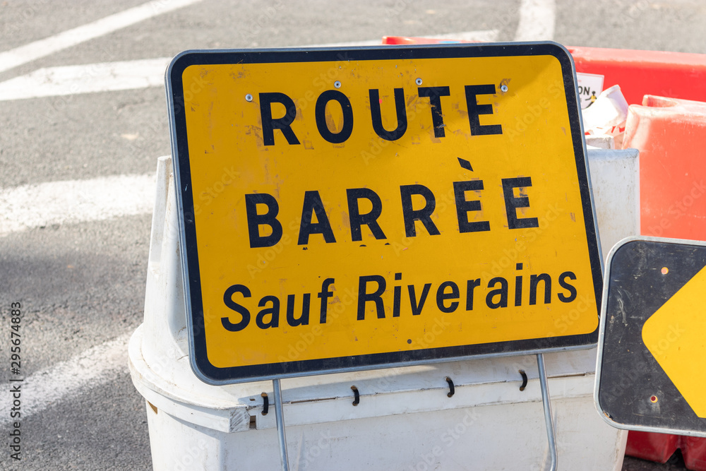 Panneau de route barrée Stock Photo | Adobe Stock