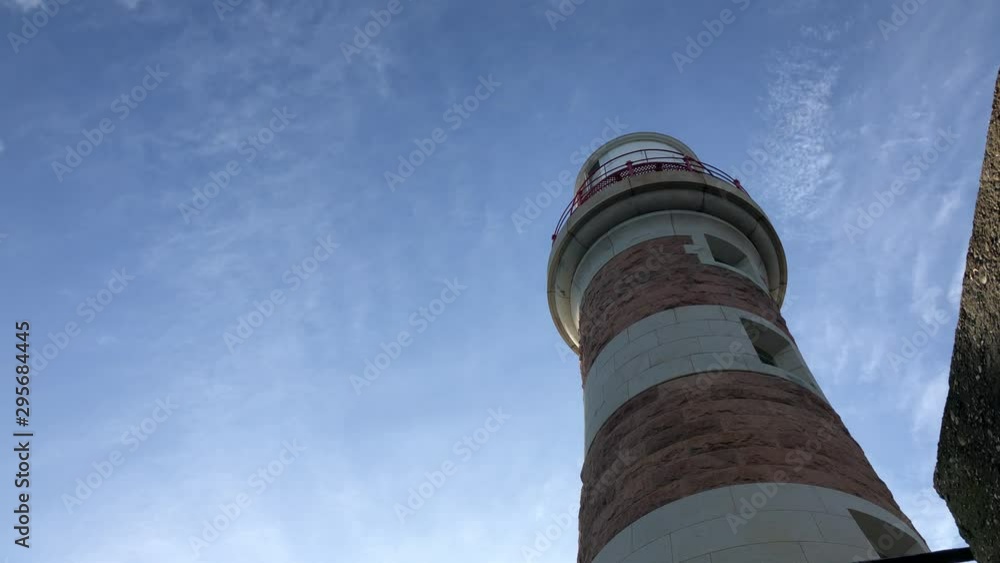 Vidéo Stock Dynamic angled video of the lighthouse at Roker Pier in ...