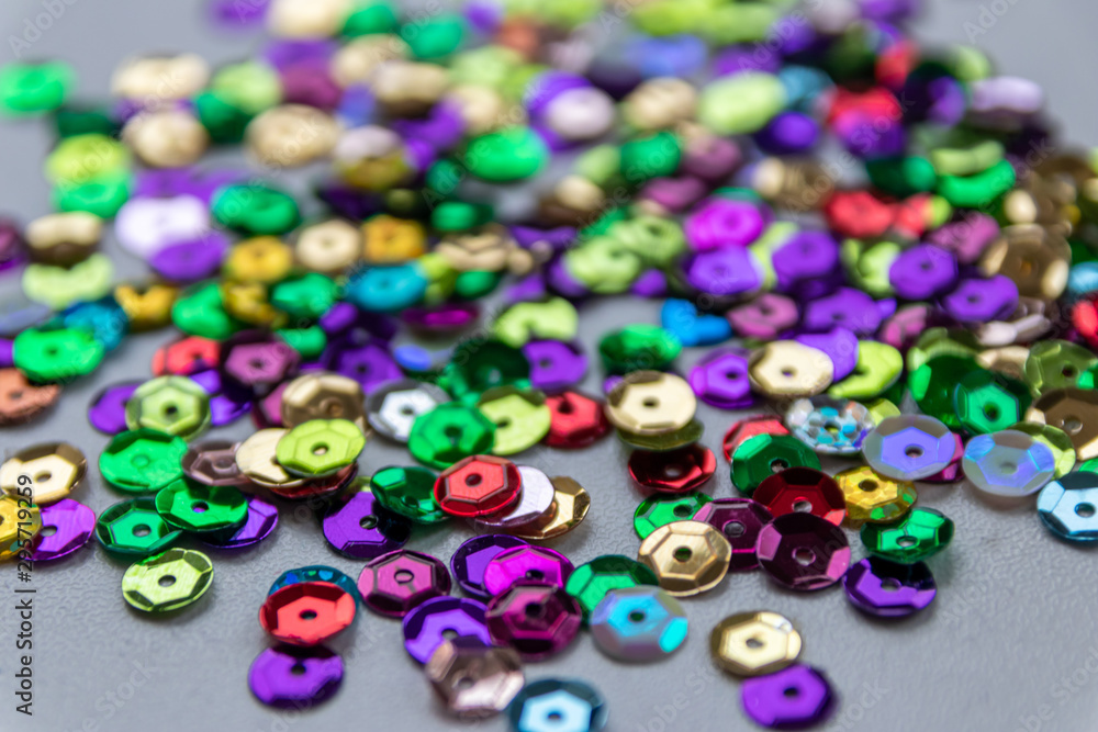 Bunter Haufen funkelnder Pailletten liegt bereit zur Verschönerung und ...