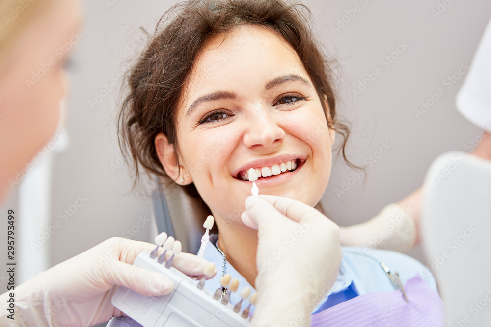 Frau bei professioneller Zahnaufhellung beim Zahnarzt Stock Photo | Adobe Stock