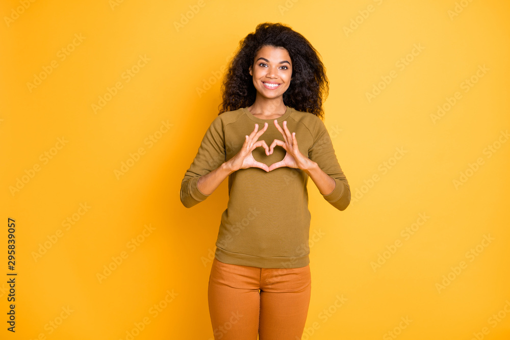 Foto de Photo of cheerful charming cute nice affectionate black woman ...