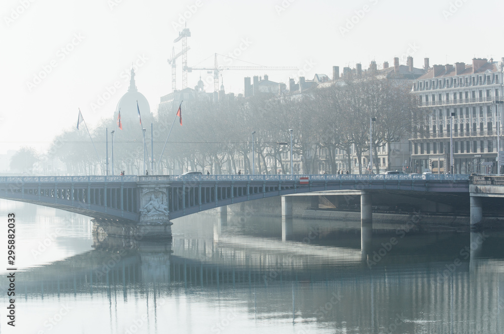Les quais de Lyon brumeux. Les quais de Chalon-sur-Saône brumeux ...