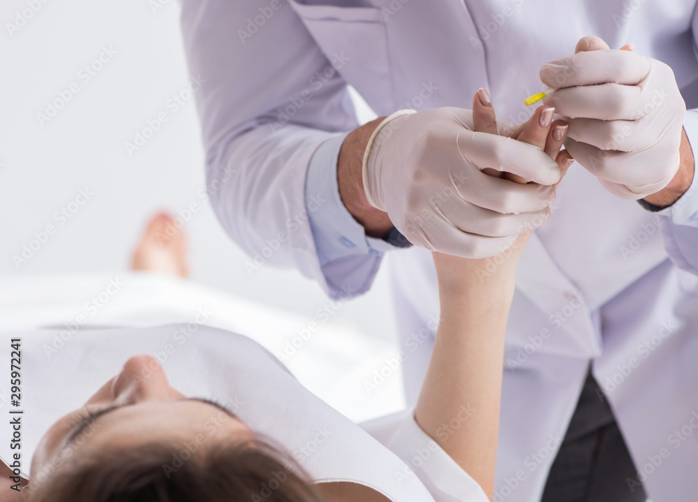 The police coroner examining dead body corpse in morgue Stock Photo ...