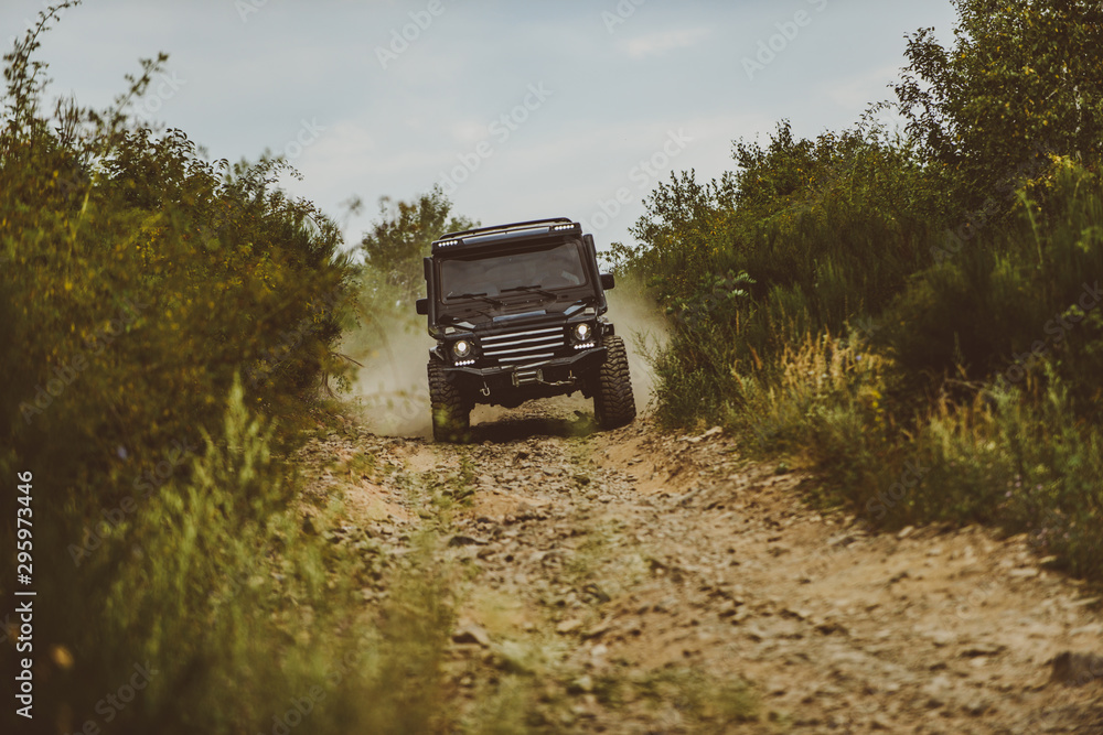 Motion the wheels tires and off-road that goes in the dust on the sand ...