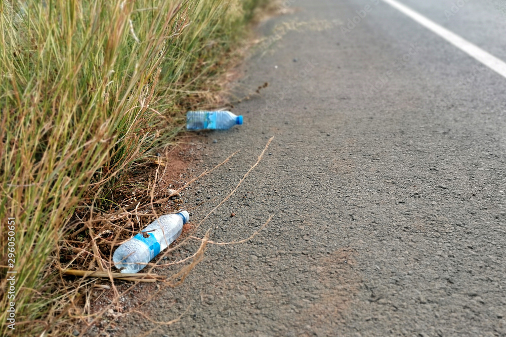 Foto de Plastic bottle on the floor beside the main road with copy ...