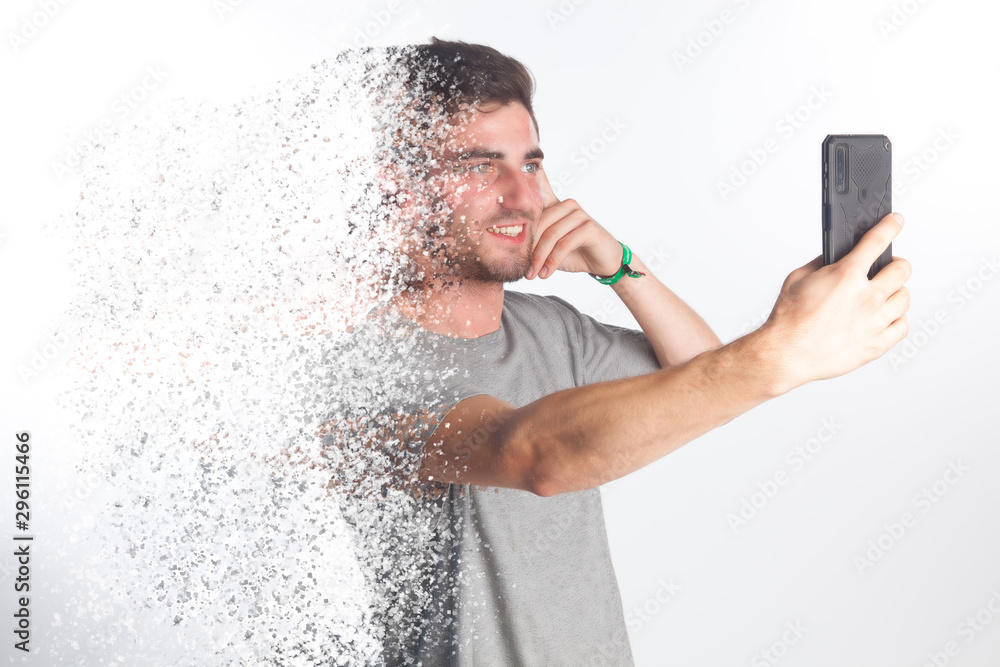 Poster Chico joven haciéndose un selfie y desintegrándose por la ...