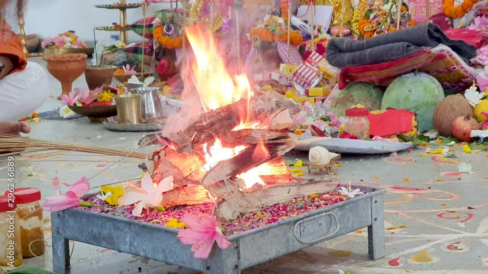 Vídeo do Stock: yajna, a ritual done in hindu worship where wood is set ...
