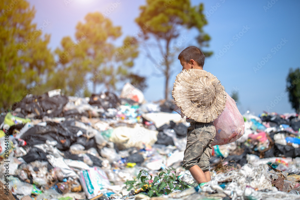 Foto de Poor children collect garbage for sale.and recycle them in ...