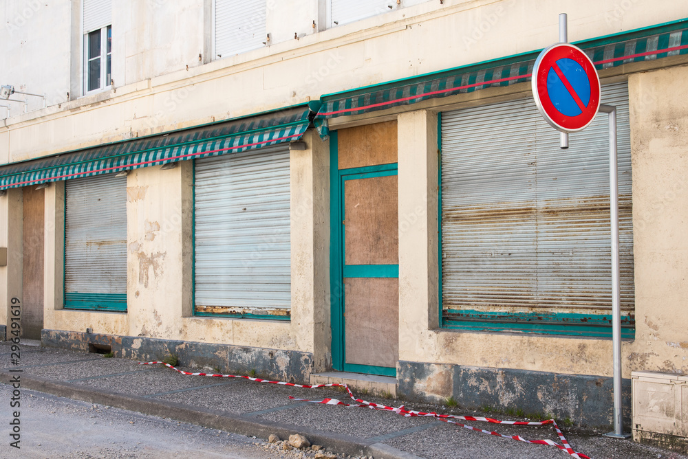 un vieux magasin fermé et abandonné après le confinement. La faillite d ...