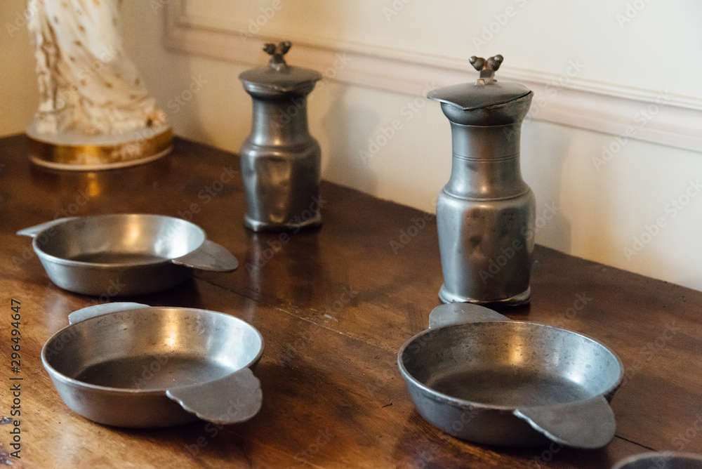 vieille vaisselle en étain. Assiettes et pichets en étain. Ustensiles ...