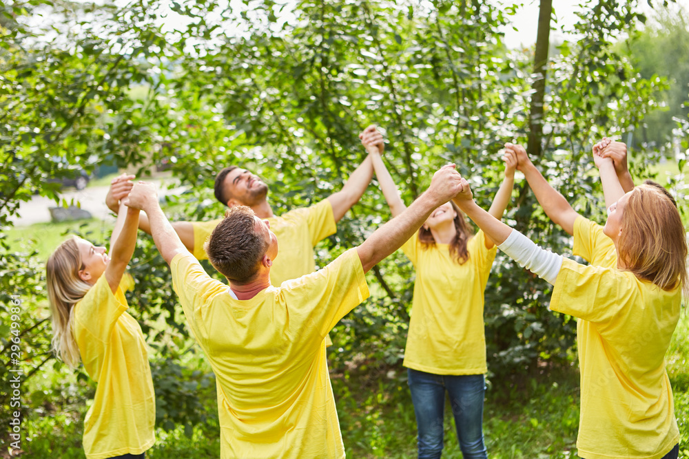 Team trainiert Teamgeist und Teamentwicklung Stock Photo | Adobe Stock