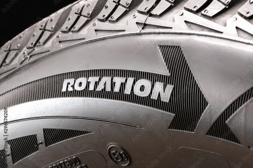 Foto de rotation-arrow indicating the rolling direction of the tire to ...