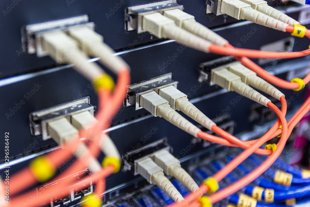 Foto de cable network , fiber optic cable connect to switch port in ...