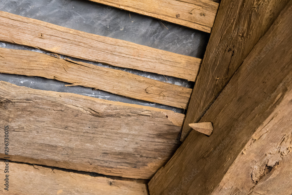 Des poutres et une charpente en bois. Des chevrons sur une vieille ...