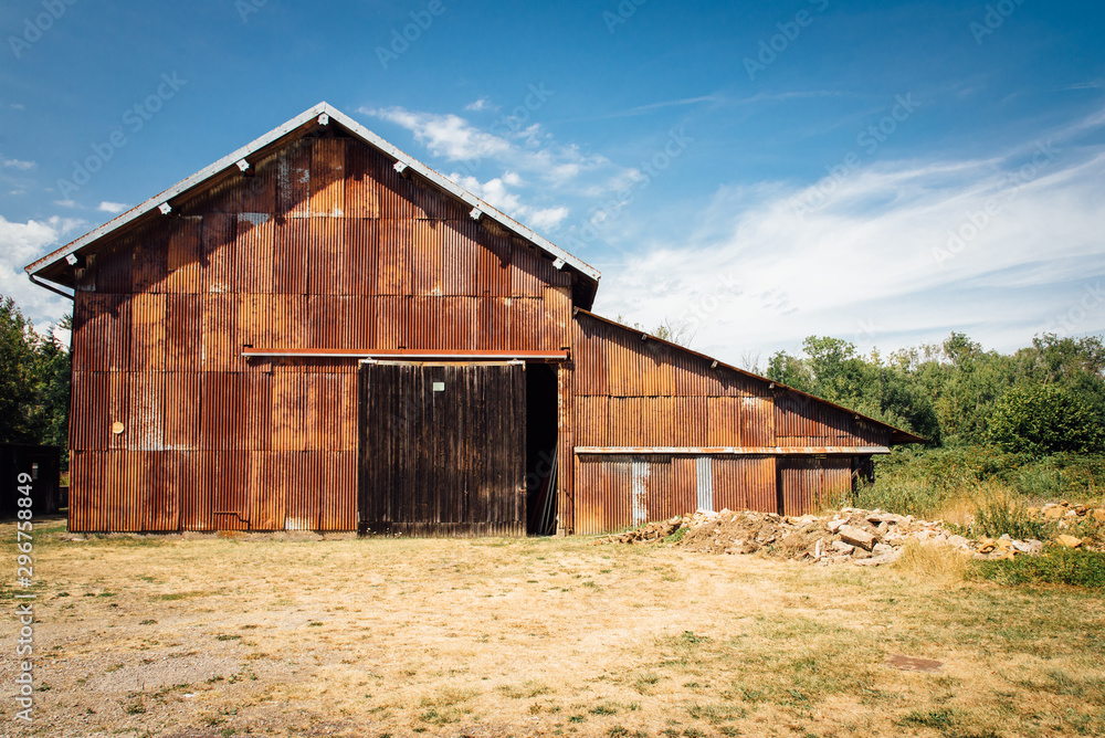 une vieille grange en bois et métal rouillé Stock Photo | Adobe Stock