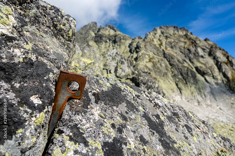 Foto de Angle piton embedded in the rock in the background a mountain ...