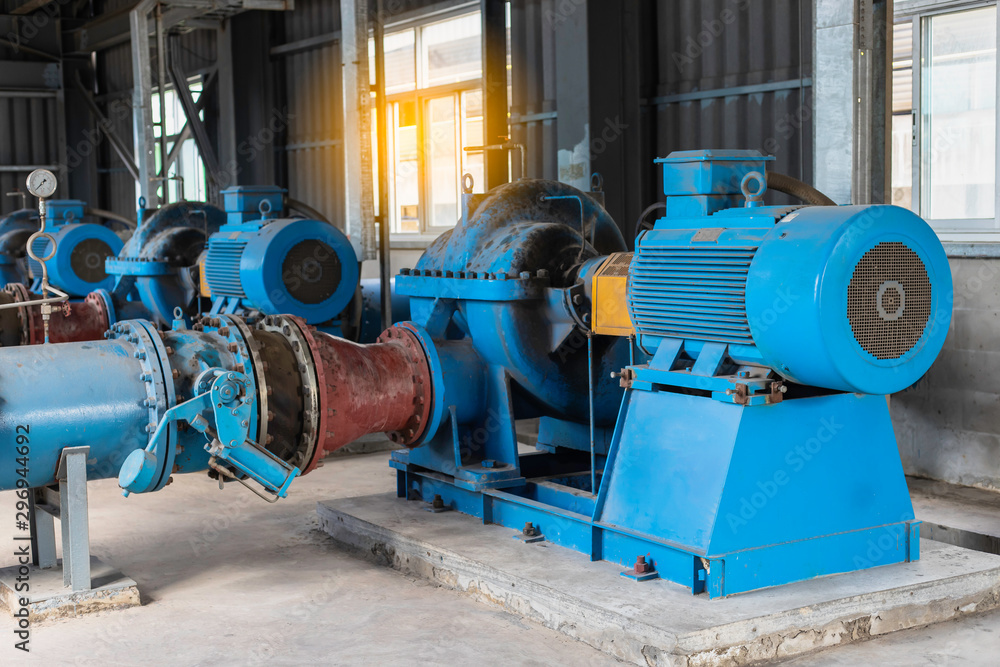 Foto de Engineering works with the tablet in the production control ...