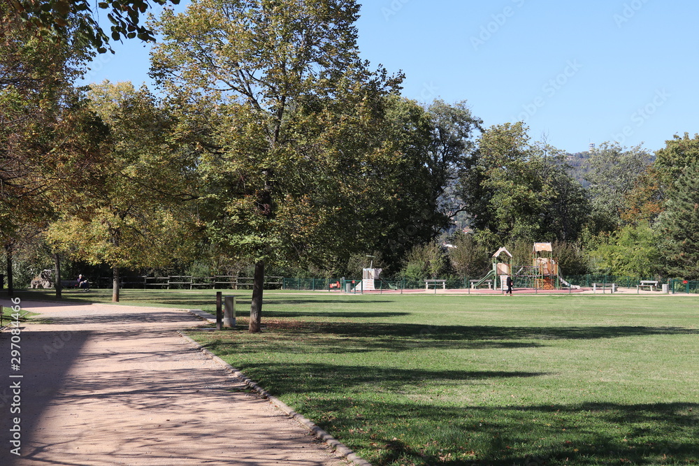Esplanade Bernard Roger-Dalbert dans la commune de Caluire et Cuire ...