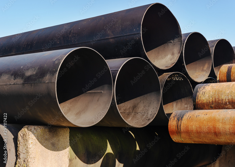 Images of natural gas transportation equipment, including large ...