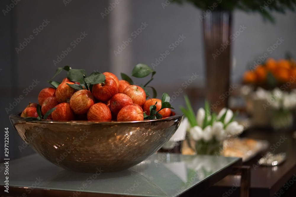 Foto de Apple. Piles of apple serving at the hotel buffet, soft focus ...