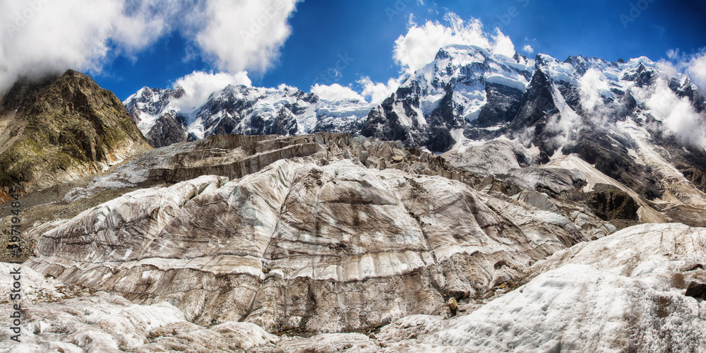 Fotografia do Stock: Dykh-Tau - the second highest mountain in Europe ...