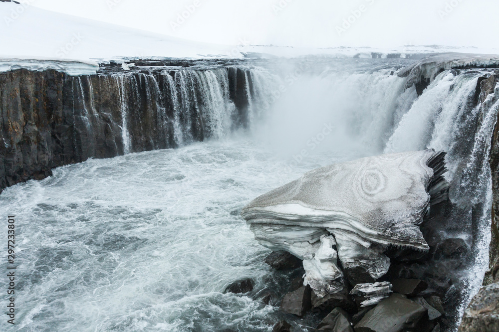 Foto de Selfoss waterfall (part of Jökulsá á Fjöllum river in the north ...