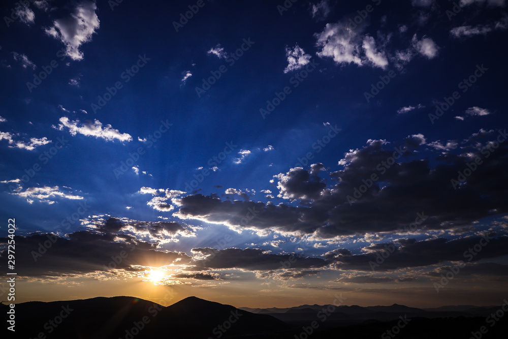 Ciel au couché du soleil avec traits de lumière et nuage blanc sur fond ...