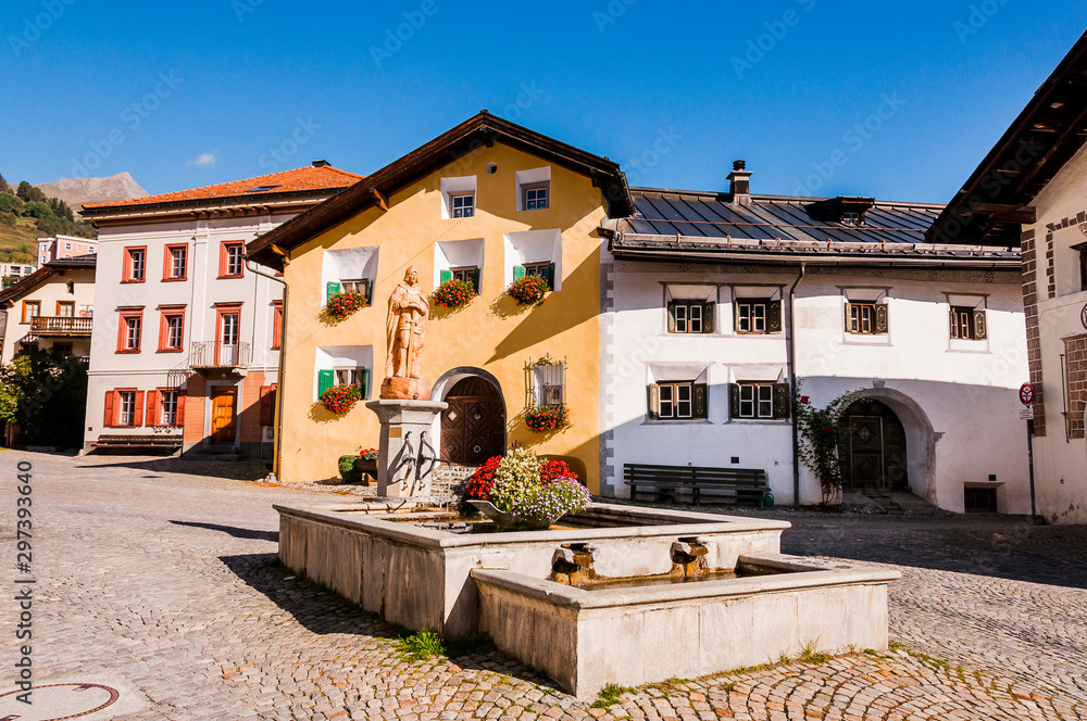 Scuol, Dorf, Engadiner Dorf, Unterengadin, Engadin, Engadiner Häuser ...
