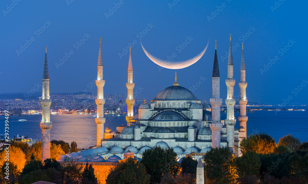 The Blue Mosque with crescent moon (new moon) (Sultanahmet), Istanbul ...