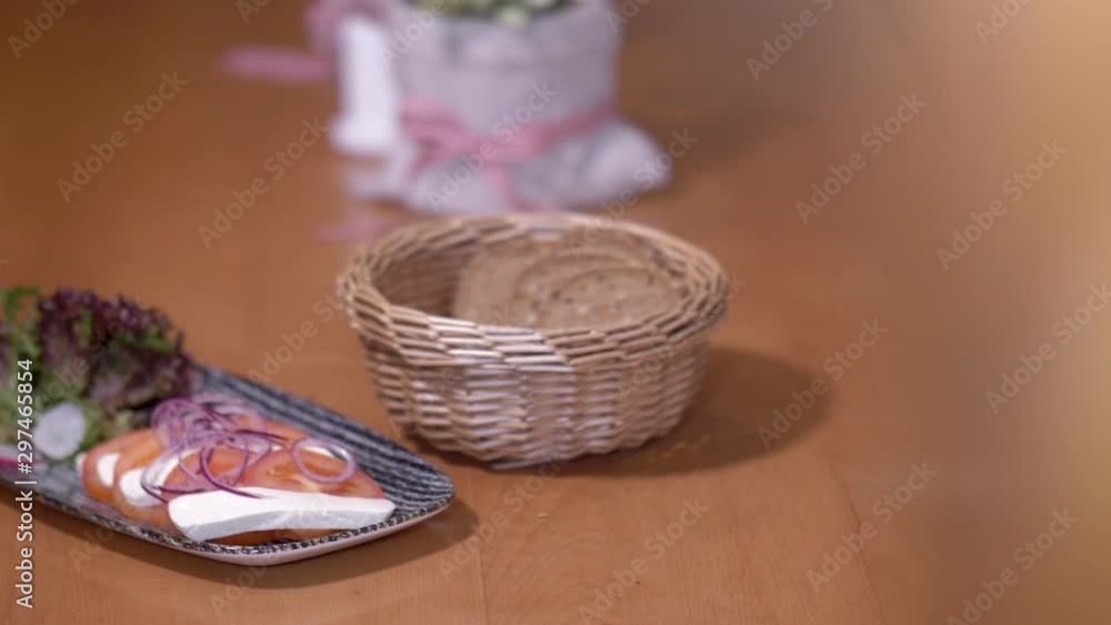 Vidéo Stock 4K Camera pan of a food plate with sliced cheese, tomatos ...