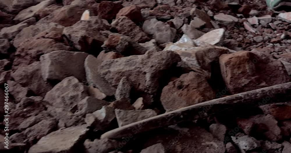 Video „Discarded rusty iron point crow bar / pry bar / gunapam ...