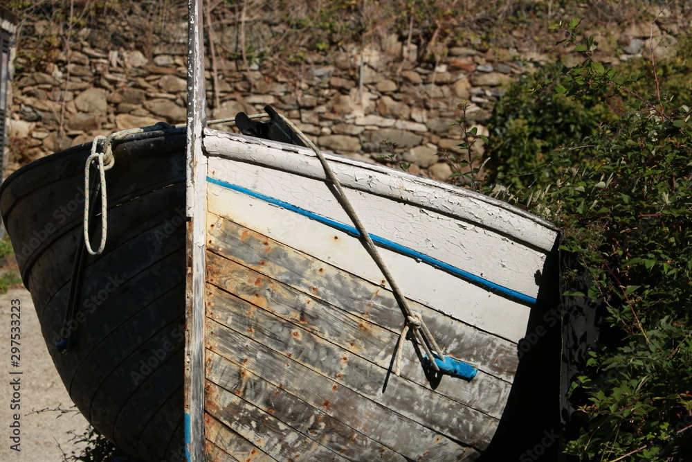 Foto de Gozzo, a typical wooden boat from Liguria pulled ashore in a ...