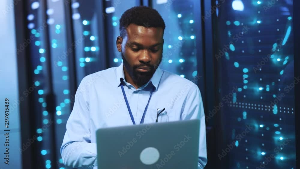 Vidéo Stock Black bearded IT server engineer working with laptop in ...