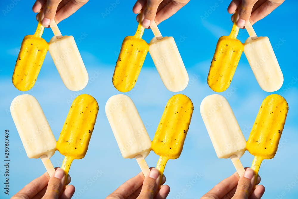 Textura de Helados con cielo azul de fondo Stock Photo | Adobe Stock