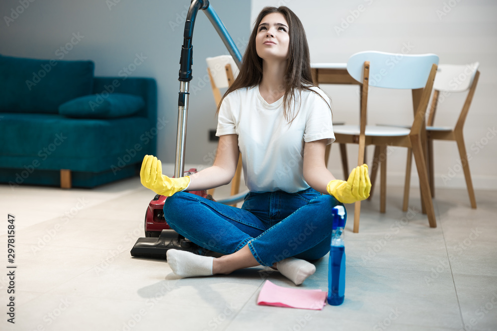 Foto de beautiful young brunette woman in yellow gloves sitting with ...
