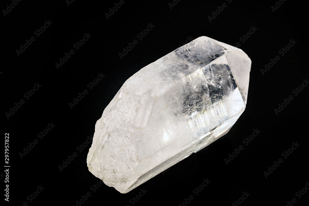 Foto de Quartz is the second most abundant mineral on earth. It has a ...
