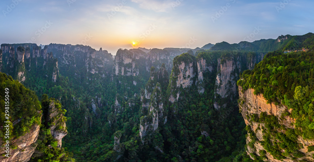 Foto de Aerial view of Avatar Mountains, Zhangjiajie National Forest ...
