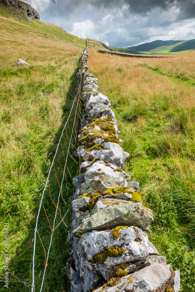 Foto de Detailed view of an ancient stone wall seen in the heart of the ...