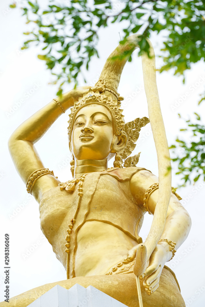 Foto de Phra Mae Thorani golden statue. Phra Mae Thorani is a goddess ...