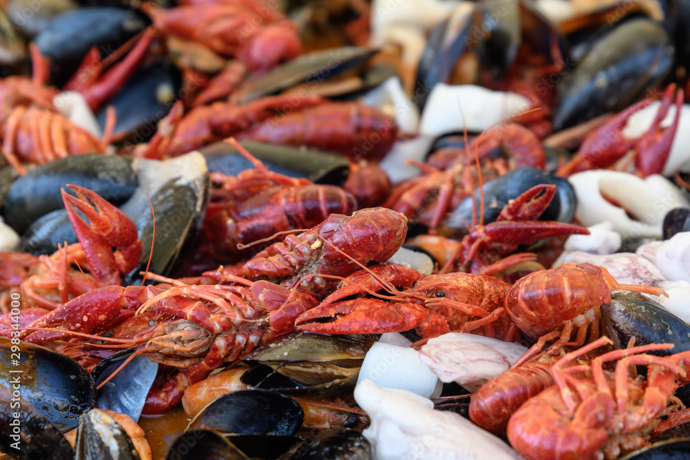 Fotka „Mixed seafood cooked in a large traditional black fry pan at a ...