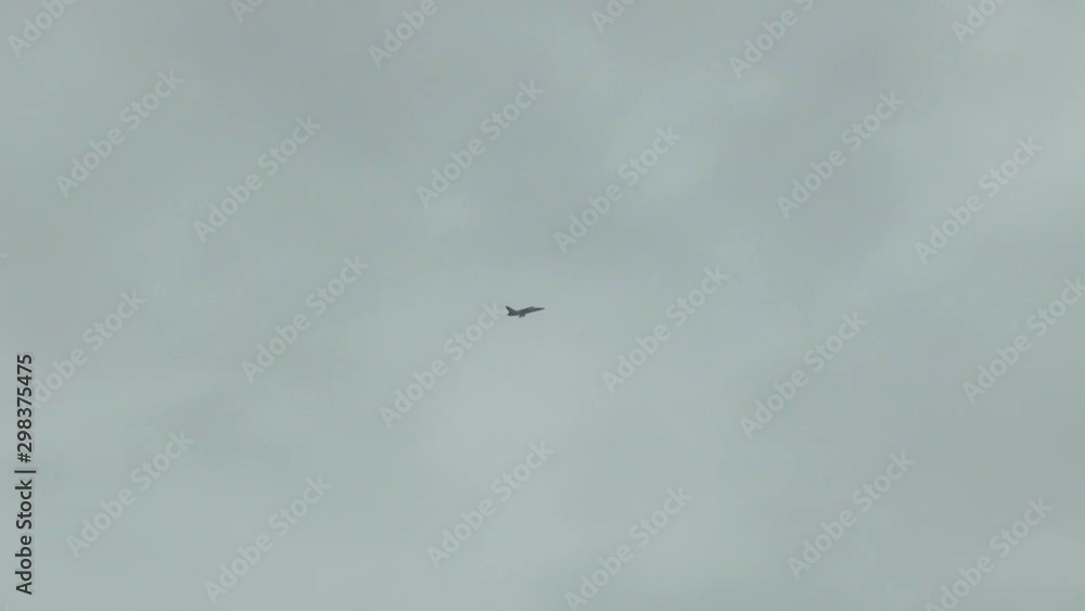 Vidéo Stock Gray blue combat fighter plane make barrel roll maneuver ...