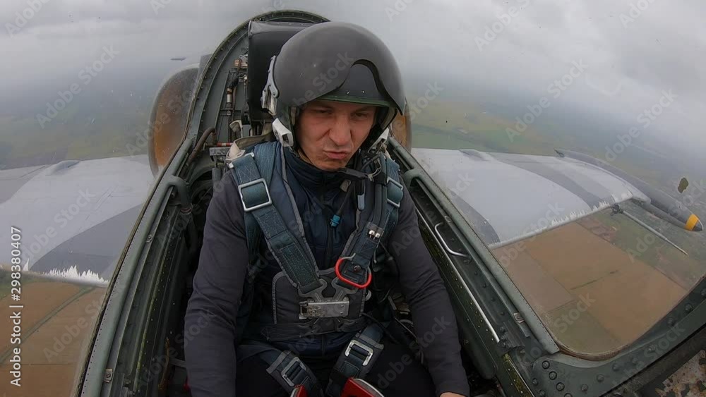 Video „Second pilot man dreaming that shoots from a machine gun of ...