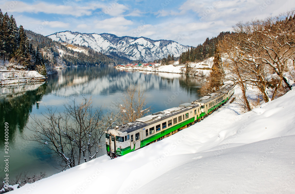 Foto de Tadami Line Train run along Tadami Riverside in Winter at Aizu ...