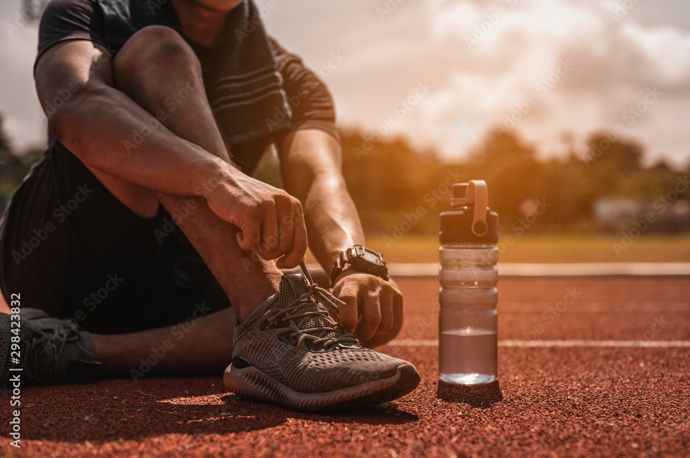 The young man wore all parts of his body to prepare for jogging on the ...