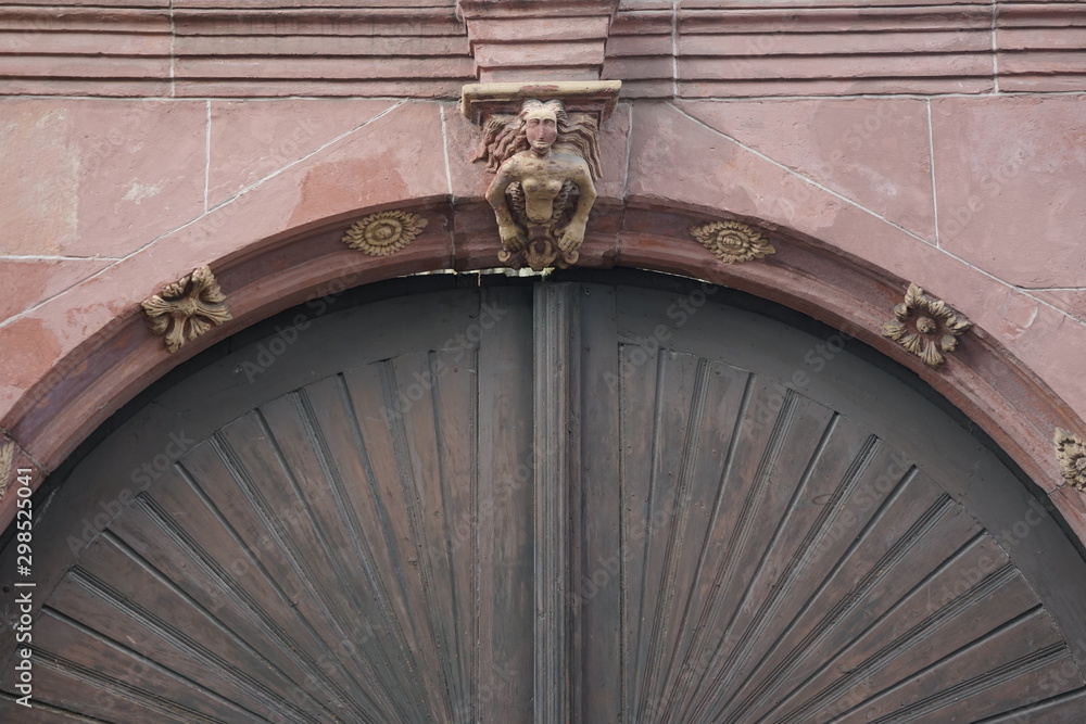 Historischer Torbogen mit Frauenfigur als Fassadendekoration Stock ...